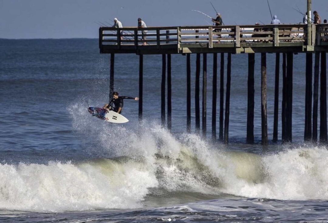 Bo Rayner high on the OBX during Nigel. PHOTO : @joncarterphotography